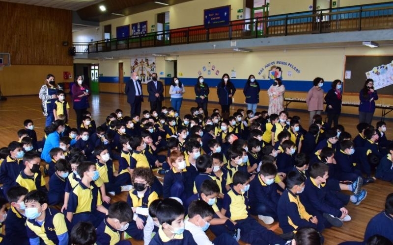 Estudiantes de 2° básico enseñan a sus compañeros de 1° básico sobre ...